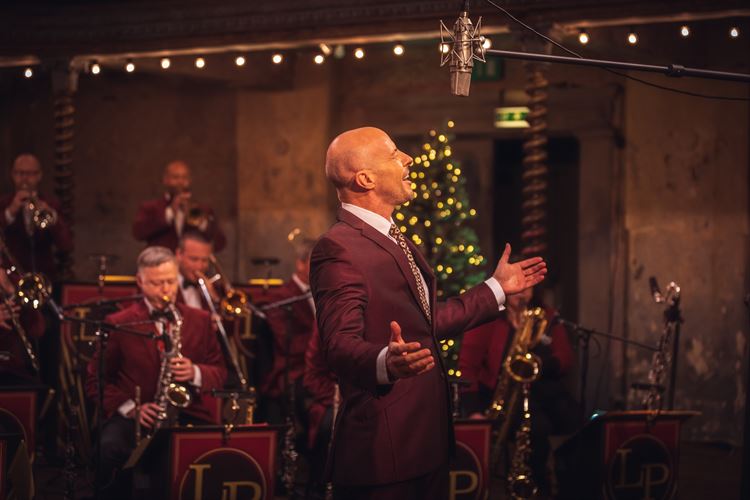 A Swingin' Christmas: Len Phillips Swing Orchestra Featuring Gary Williams and Julia Sullivan